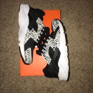 Nike | Shoes | Nike Huaraches Black And White Print | Poshmark